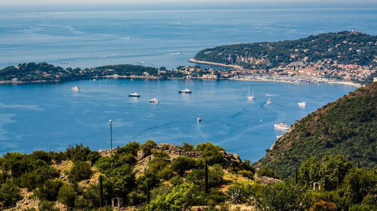Sur la Côte d’Azur, petites surfaces et maisons avec 3 chambres sont ...